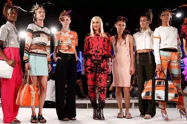 Дизайнер Гвен Стефані та моделі позують на злітній смузі в L.A.M.B. Презентація NYFW весна-літо 2015