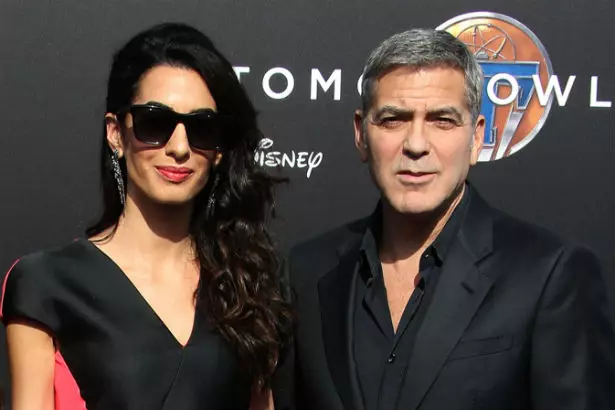 George in Amal Clooney se selita v Združeno kraljestvo.