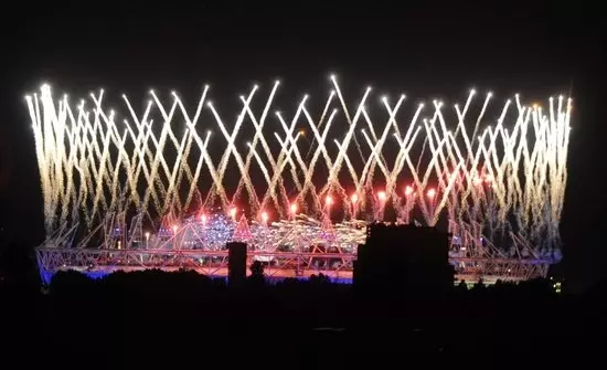 Αναδυόμενοι Βρετανοί σχεδιαστές έντυσαν την τελετή έναρξης των Ολυμπιακών Αγώνων