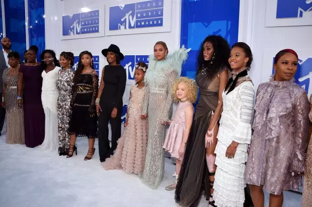 UGwen Carr, u-Sybrina Fulton, u-Chloe Bailey, u-Halle Bailey, u-Beyonce, u-Winnie Harlow, u-Quvenzhane Wallis no-Lesley McFadden bathamela Imiklomelo Yomculo Wevidiyo ye-MTV ka-2016 e-Madison Square Garden ngo-Agasti 28, 2016 eNew York City.