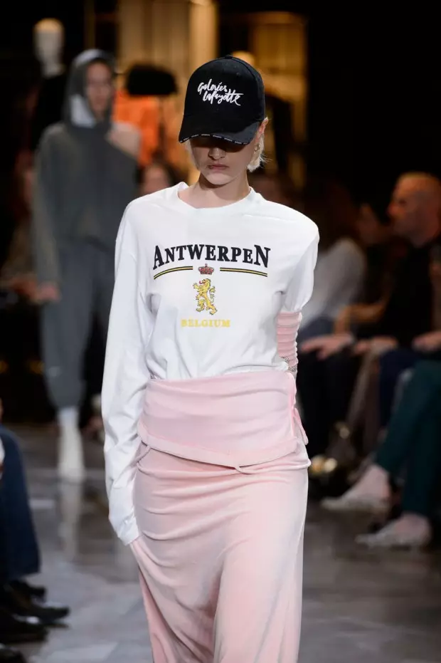 Vetements-ի 2016 թվականի աշնանային բարձր նորաձեւության ցուցադրության ժամանակ հայրական գլխարկը քայլում է թռիչքուղով: