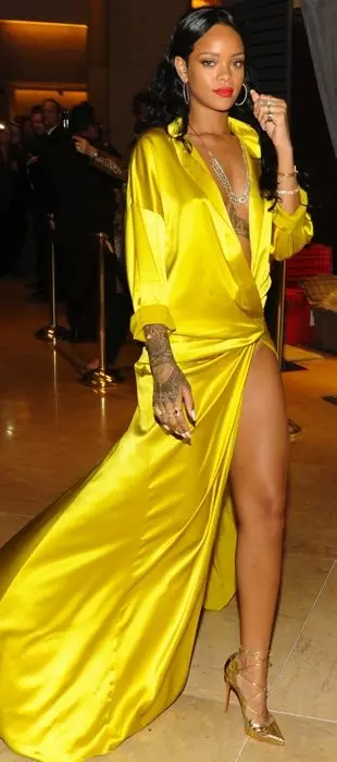 Rihanna ស្លៀក​រ៉ូប​ពណ៌​លឿង Alexandre Vauthier ចូល​រួម​កម្មវិធី Pre-grammy របស់ Clive Davis