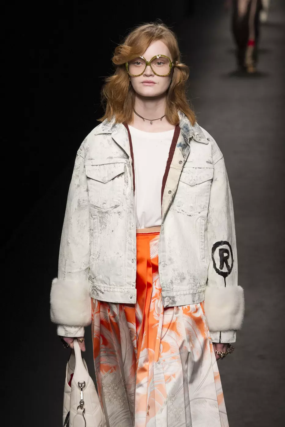 Una modelo (que se parece notablemente a Barb de 'Stranger Things' de Netflix, ¿no?) Luce jeans pintados en la pasarela de Gucci Fall 2016.