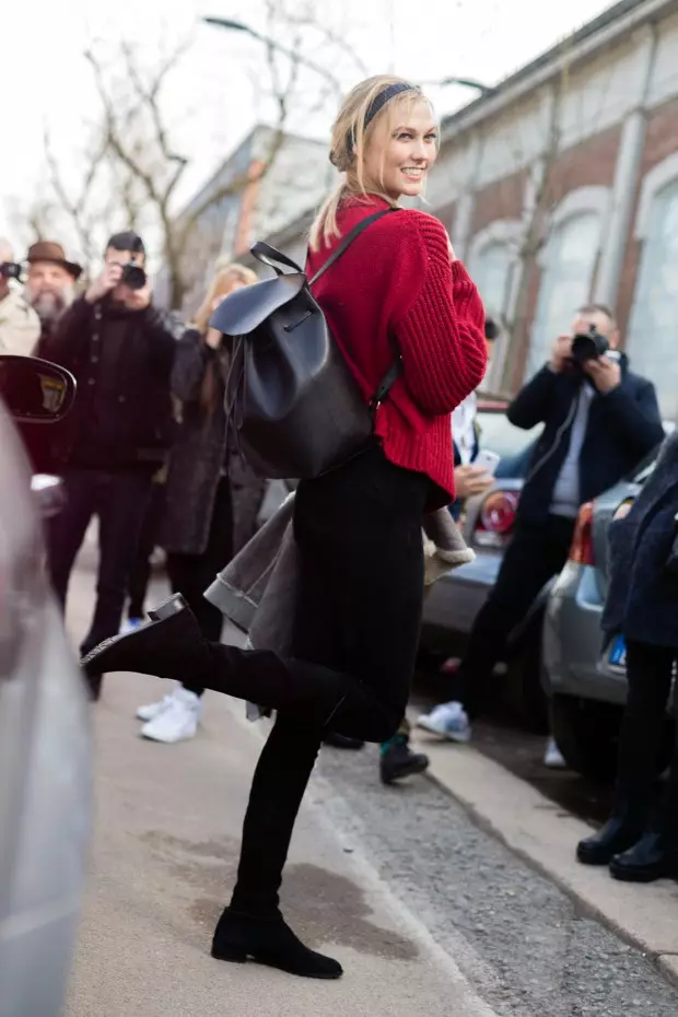 Karlie Kloss kannab Milanos musta Mansur Gavrieli seljakotti.