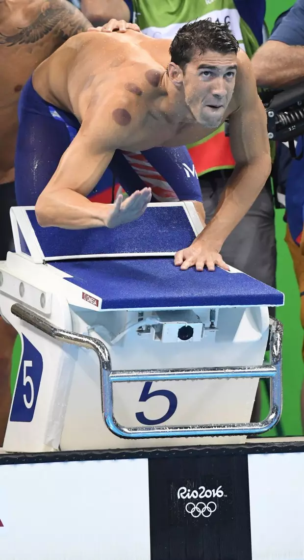 Unha vez que supere esa expresión facial, observe as marcas do ombreiro marrón do nadador olímpico Michael Phelps, os resultados visuais de