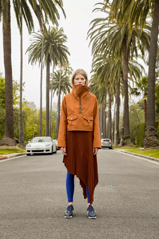 La campagne pré-printemps 2017 d'A.L.C. regorge de looks inspirés des vêtements de travail à la mode et sobres.