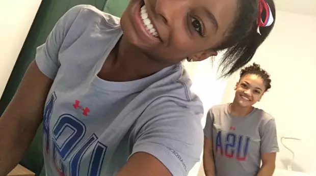 Las gimnastas olímpicas estadounidenses Simone Biles y Laurie Hernandez muestran sus hermosos rostros sin maquillaje.