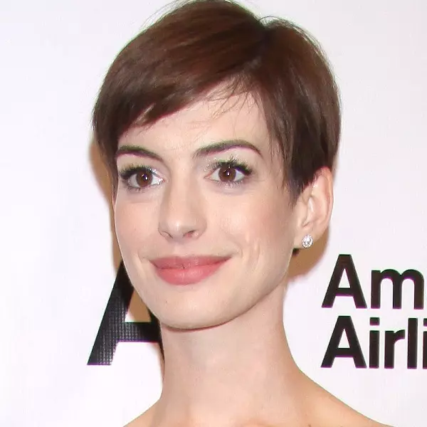 მიიღეთ Anne Hathaway's Simple Party Look სულ რაღაც 45 დოლარად