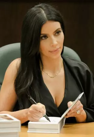 Kim Kardashian dice que tiene psoriasis