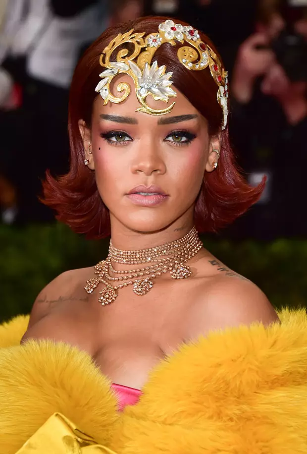 Rihanna's hier en make-up op it Met Gala 2015 - de Fashion Spot
