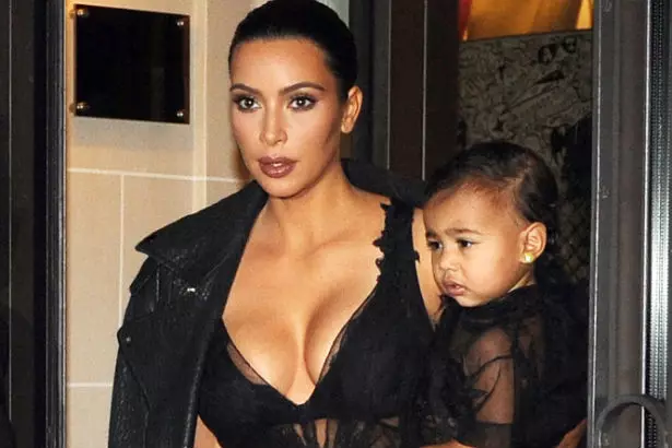 Kim Kardashian trägt North West in einem passenden schwarzen Spitzenoutfit
