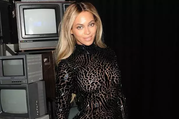 Beyonce Knowles áttetsző fekete ruhában