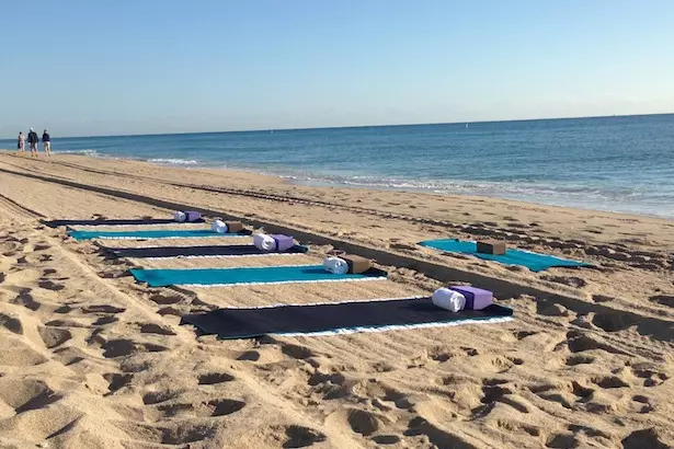 Sunset yoga ku W Fort Lauderdale