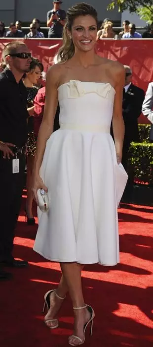 Erina Endrjūsa ģērbjas baltā Lanvin kleitā ESPY