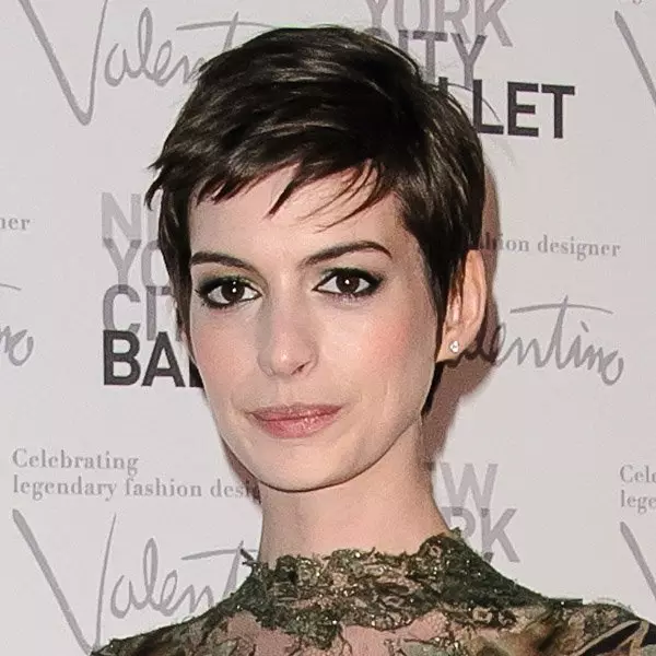 Obțineți look-ul lui Anne Hathaway pentru ochi verde măsliniu