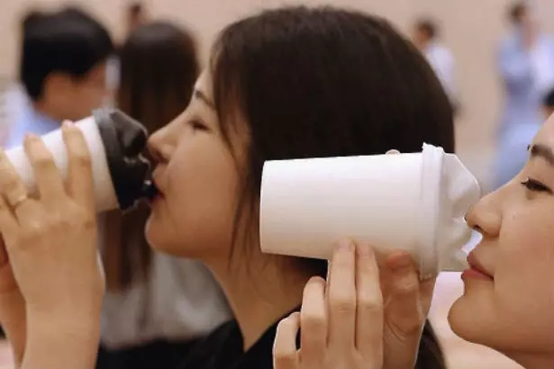 Koreański projektant tworzy pokrywkę do kawy z ustami
