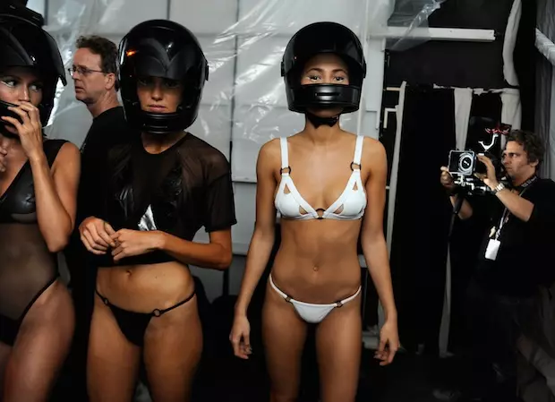 Os modelos prepáranse no backstage do desfile de moda Minimale Animale durante a Mercedes-Benz Fashion Week Swim 2015; Imaxe: Getty