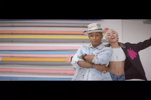 Pharrell Williams na Miley Cyrus Star na vidiyo egwu 'Come Get It Bae'