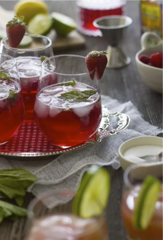 Cocktails Cranberry Palasik pikeun Spring jeung saluareun