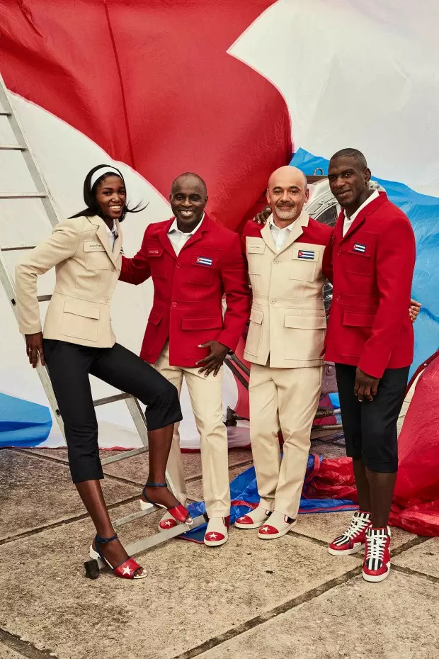 Člani kubanske reprezentance pozirajo s Henrijem Taijem in Christianom Louboutinom v uradni nenastopajoči obleki za olimpijske igre 2016.