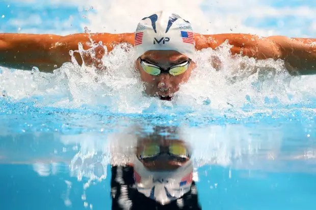 Michael Phelps demostra a súa destreza durante o sétimo día das probas de natación do equipo olímpico dos Estados Unidos de 2016.